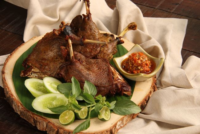 5 Resep Bebek Madura Sinjay, Serundeng, Bumbu Hitam yang Enak dan Mudah ...