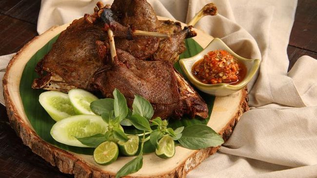 5 Resep Bebek Madura Sinjay, Serundeng, Bumbu Hitam yang Enak dan Mudah ...