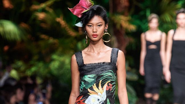 5 Model Indonesia yang Pernah Tampil di Fashion Show Desainer Kenamaan ...