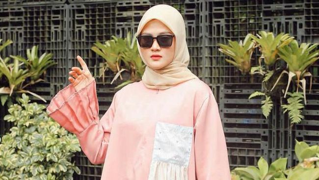 Potret Gaya Outfit Kasual Henny Rahman, Mantan Istri Zikri Daulay, yang ...