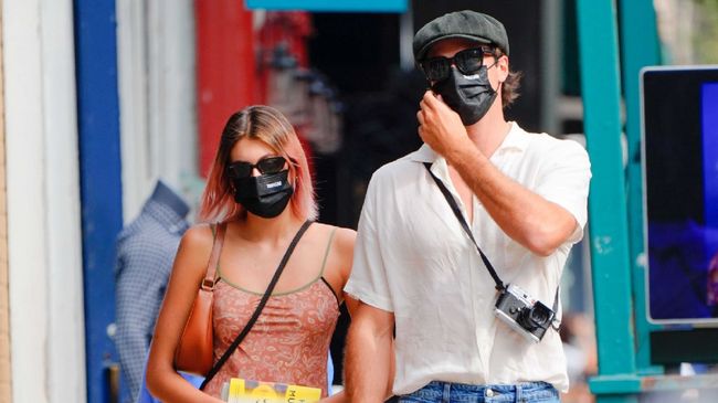 Tetap Pakai Masker! Simak Tampilan Kaia Gerber dan Jacob Elordi Saat ...