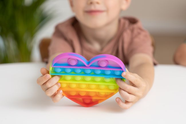 Enggak Nyangka, Bun Ternyata Ini 3 Manfaat Mainan Pop It untuk Anak