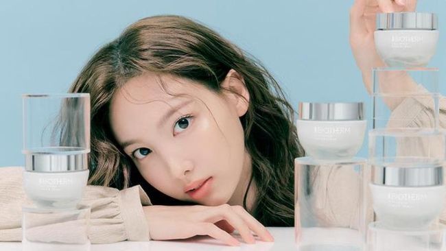 Glowing Paripurna, Nayeon TWICE Pilih Skincare Ramah Lingkungan