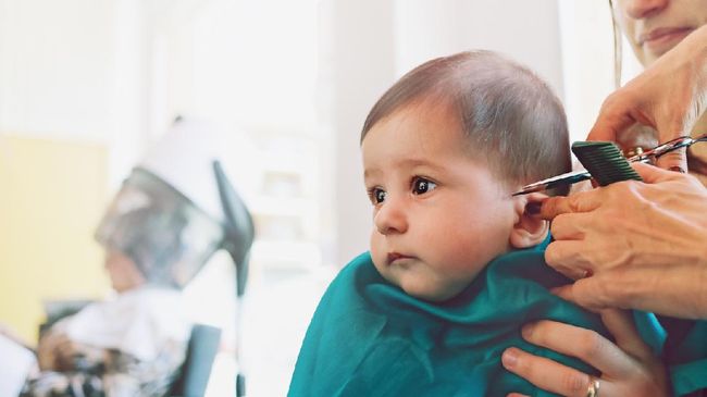 Benarkah Rambut Bayi Bisa Lebih Lebat Setelah Digunduli? Ini Kata Dokter