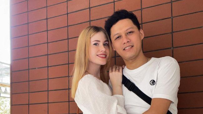 6 Alasan Bule Rusia Lebih Pilih Tinggal di Indonesia Ikut Suami