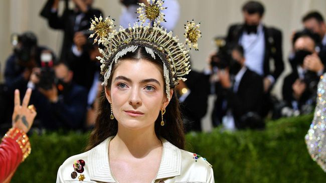 Hiasan Kepala Lorde di Met Gala Dinilai Mirip dengan Mahkota Siger ...