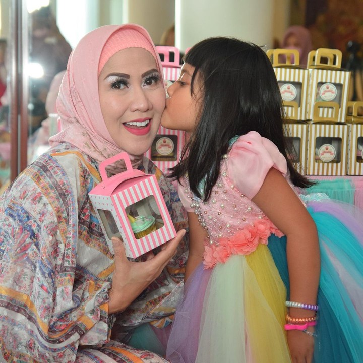 7 Potret Acara Ultah Anak Angkat Venna Melinda, Meriah dengan Dekorasi Unicorn - 6