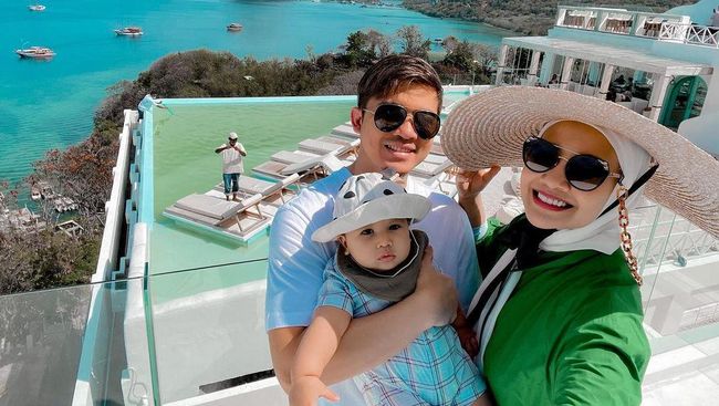 7 Potret Zaskia Sungkar Bersama Irwansyah & Putranya Liburan di Labuan ...
