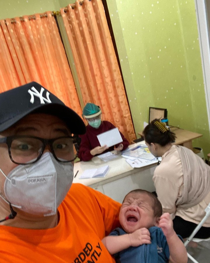 7 Potret Suami Mona Ratuliu Momong Balint, Keponakan Disayang Bak Anak ...