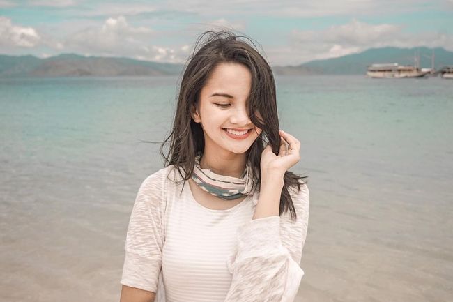 Ini Gaya Stylish Sabrina Anggraini Saat Berlibur, Perempuan ...