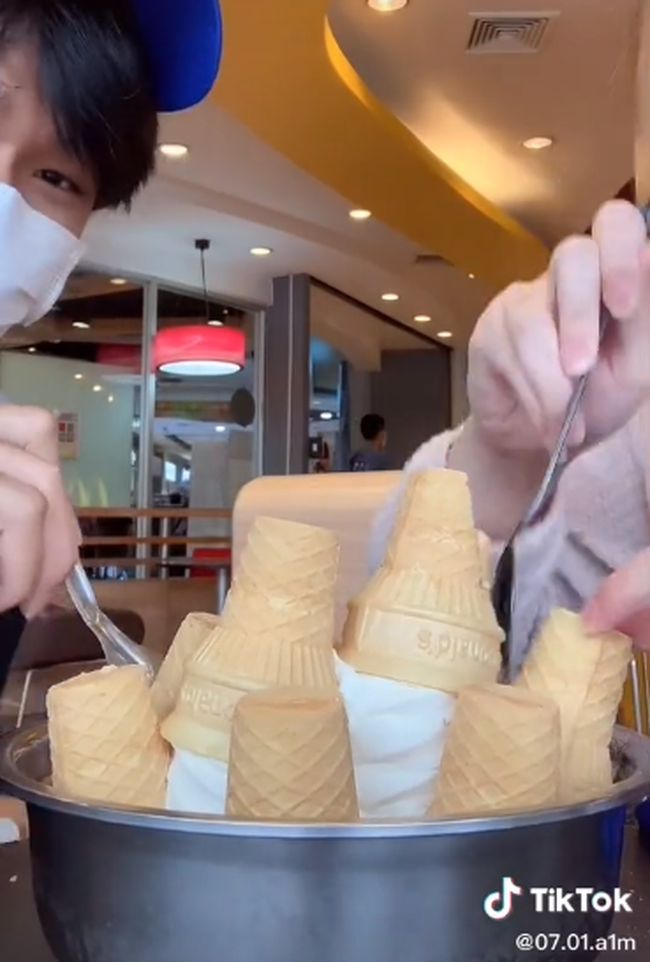 Viral Cara Baru Makan Es Cone, Ada yang Coba Es Krim Seharga Rp6,5 Juta Bun