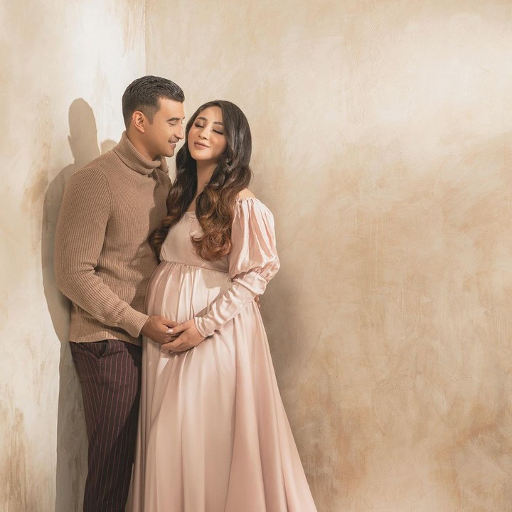5 Potret Maternity Shoot Margin Wierheem, Tatapan Ali Syakieb Bikin ...