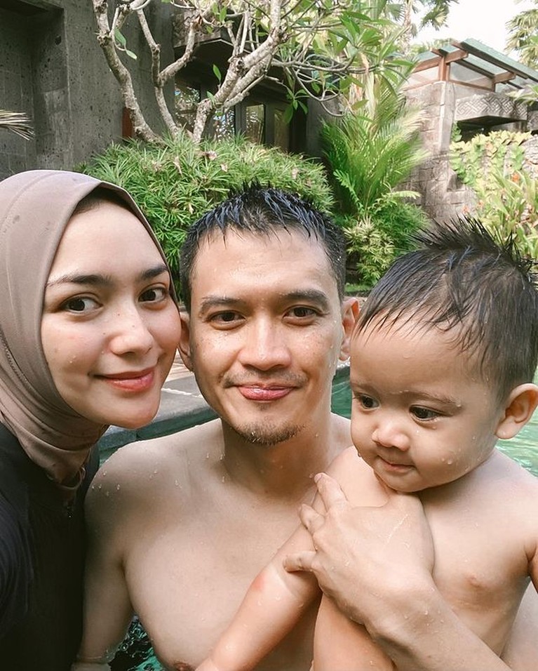 8 Potret Seru Liburan Citra Kirana & Rezky Aditya Bawa Baby Athar ke ... 8 Potret Seru Liburan Citra Kirana & Rezky Aditya Bawa Baby Athar ke ...