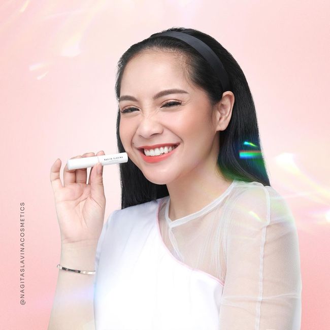Nagita Slavina Perdana Hardirkan Produk Lipstik Satin dari Brand Makeup Sendiri, Beneran Bagus?
