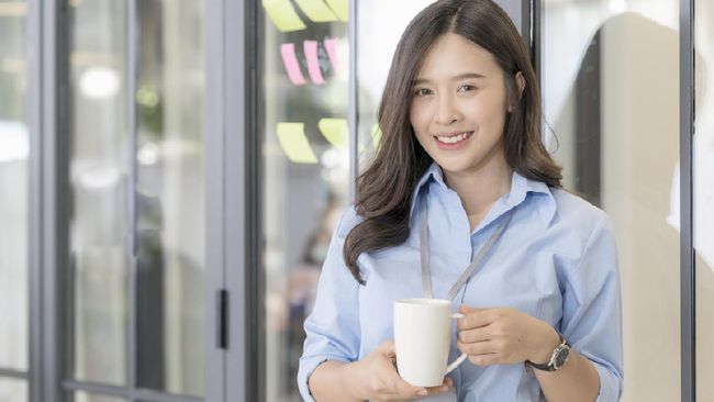 Inspirasi Fashion ke Kantor ala Wanita Karier SCBD, Lanyard Branded ...