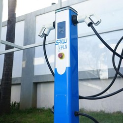 2.000 Tiang Listrik Bakal Disulap PLN Jadi Charger Mobil Listrik