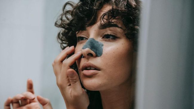 Komedo Hitam Membandel? 3 Bahan Ini Harus Ada di Skincare Routine Kamu