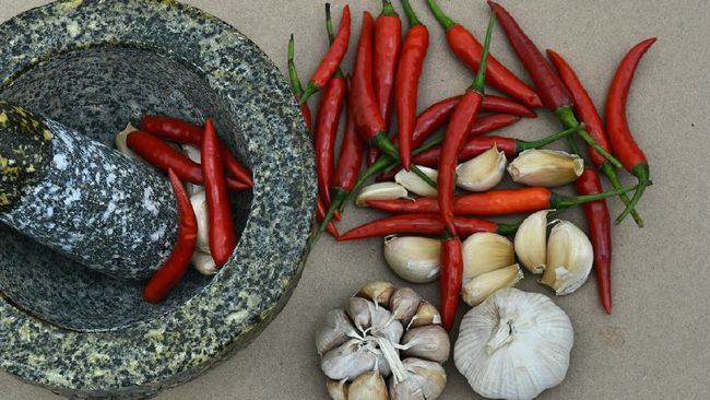 Tinggal di Kampung Sunda, Bule Swiss Jual Ikan hingga Bikin Sambal Sendiri
