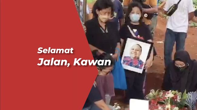 Isak Tangis Istri Iringi Pemakaman Rony Dozer di TPU Jombang