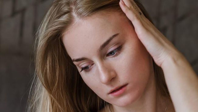 Rontok Itu Wajar, Lakukan 3 Teknik Perawatan Rambut Ini untuk ...