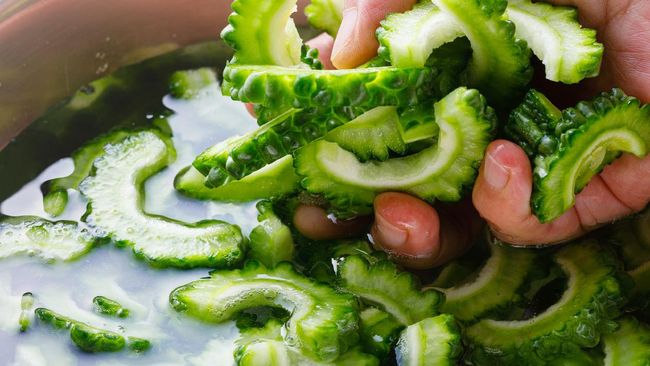 5 Cara Memasak Pare Agar Tidak Pahit, Gosok Permukaan Kasar hingga Halus