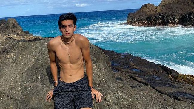 7 Potret Tampan Albany Ray Putra Tunggal Sarah Azhari yang Beranjak ...