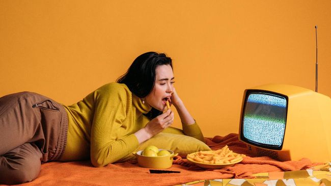 Masih Sering Makan Sambil Nonton? Awas, Jangan Sampai Alami Hal Ini! Masih Sering Makan Sambil Nonton? Awas, Jangan Sampai Alami Hal Ini!