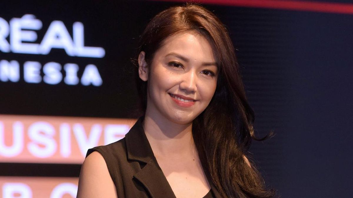 Velove Vexia Melahirkan Anak Pertama dengan Zakry Sulisto