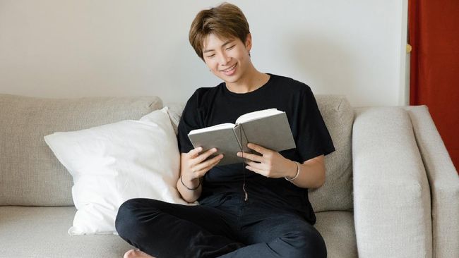 Punya Hobi Membaca, Ini Sederet Buku yang Pernah Dibaca RM BTS, Cocok ...