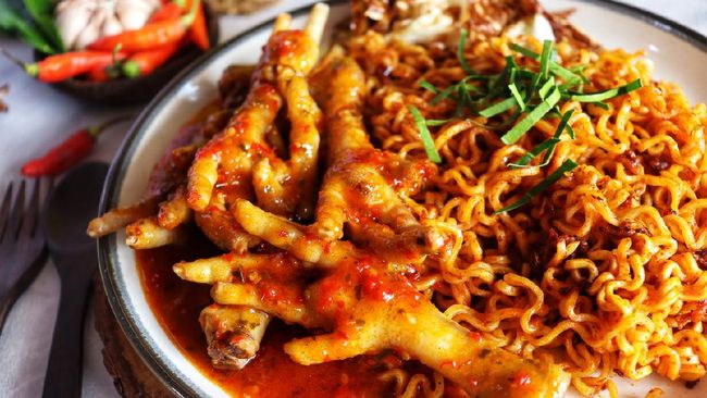 3 Resep Mie Pedas Bikin Makin Berselera, Pakai Ceker atau Bumbu Padang
