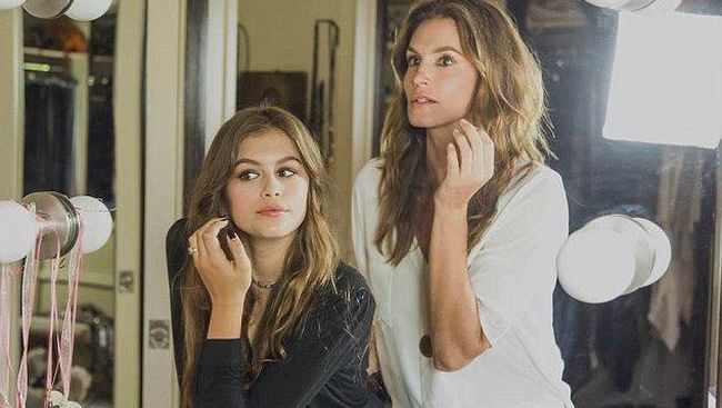 Evolusi Gaya Kaia Gerber, dari Gadis Kecil yang Cute hingga Gaya Keren ...