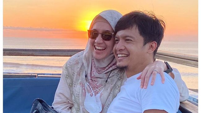 7 Potret Dhini Aminarti & Dimas Seto, Tetap Mesra 12 th Menikah Belum ...