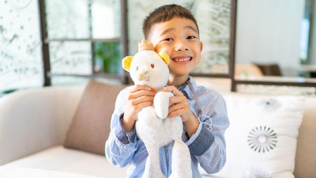 Tak Hanya Anak Perempuan, Main Boneka Juga Bagus untuk Perkembangan ...