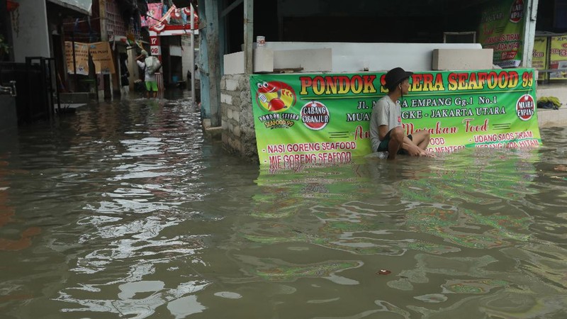 Intip Banjir Rob di Muara Angke & Sunda Kelapa Jakarta Utara - Foto 4