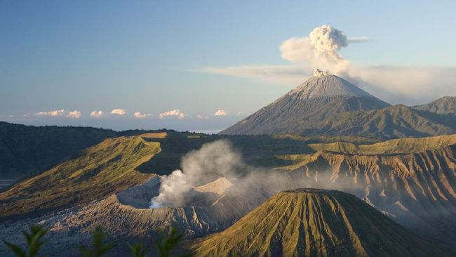 Kenalkan ke Anak, Ini Asal-usul Nama Gunung Semeru dan Puncak Mahameru