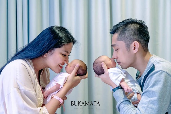 5 Potret Momen Zivanna Letisha Asuh Bayi Kembarnya, Ingin Digendong ...