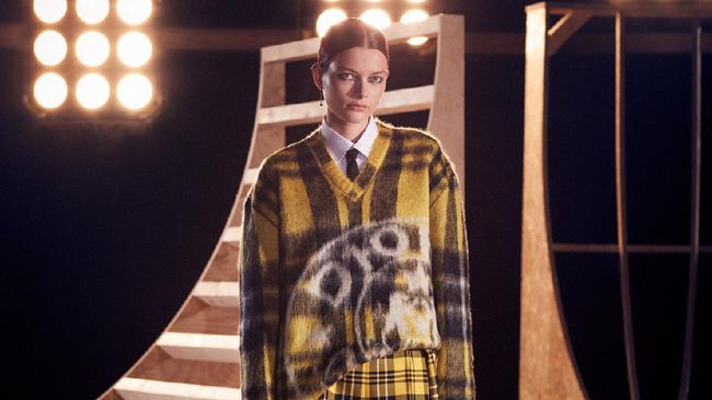 Dior Hadirkan Gaya Preppy dan Logomania di Koleksi Pre-Fall 2022 - Foto 1