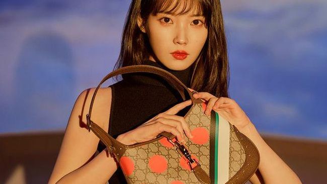 Pamerkan Koleksi Terbaru Gucci, IU Tampil Unik dan Elegan - Foto 1