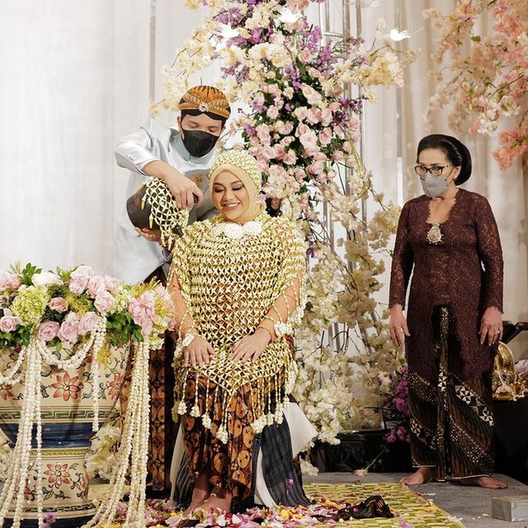 8 Momen Mitoni 7 Bulanan Aurel Hermansyah, Digelar Mewah Pakai Adat Jawa - Foto 1