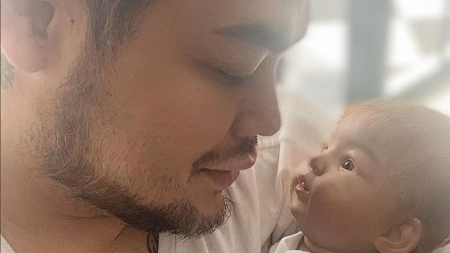 Tak Bercanda Rawat Baby Eqqel, Igun Kini Sibuk Belanja Baju Bayi
