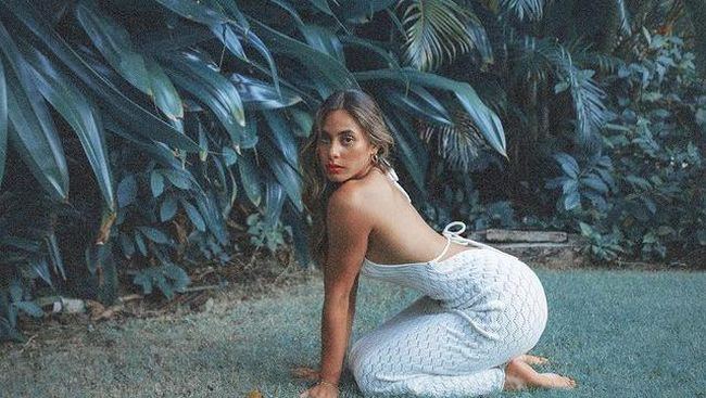 6 Foto Terbaru Valerie Thomas Pamer Punggung Mulus Pakai Gaun Backless - Foto 1