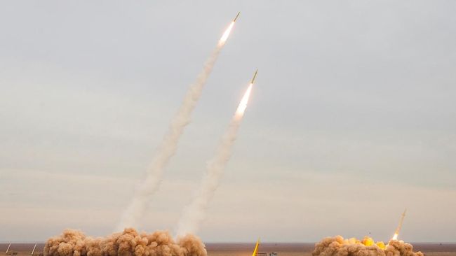 Awas Perang! Begini Penampakan 16 Rudal yang Diluncurkan Iran - Foto 2