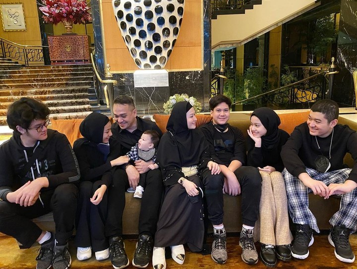 7 Potret Keluarga Lyra Virna dan Fadlan, Makin Kompak Bareng 6 Anaknya - 4