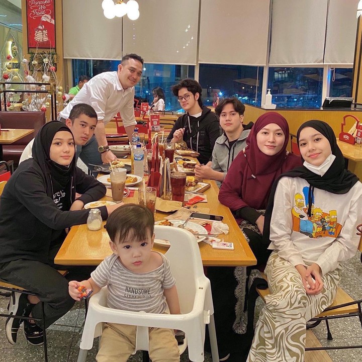 7 Potret Keluarga Lyra Virna dan Fadlan, Makin Kompak Bareng 6 Anaknya - Foto 1