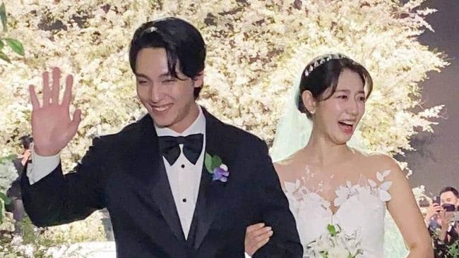 Potret Romantis Pasangan Artis Korea Park Shin Hye Dan Choi Tae Joon
