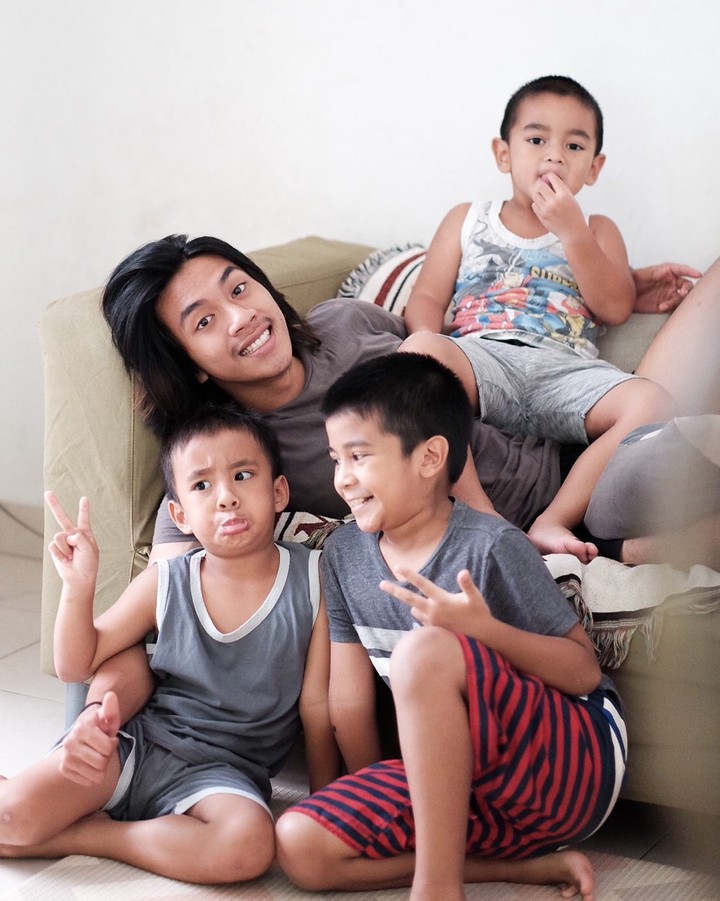 7 Potret Enno Lerian dan Empat Anak Laki-lakinya, Kompak Bun! - 2