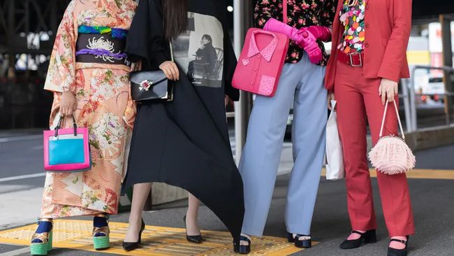 Berani Tampil Nyentrik dan Penuh Warna? Kamu Perlu Coba Tren Fashion ...