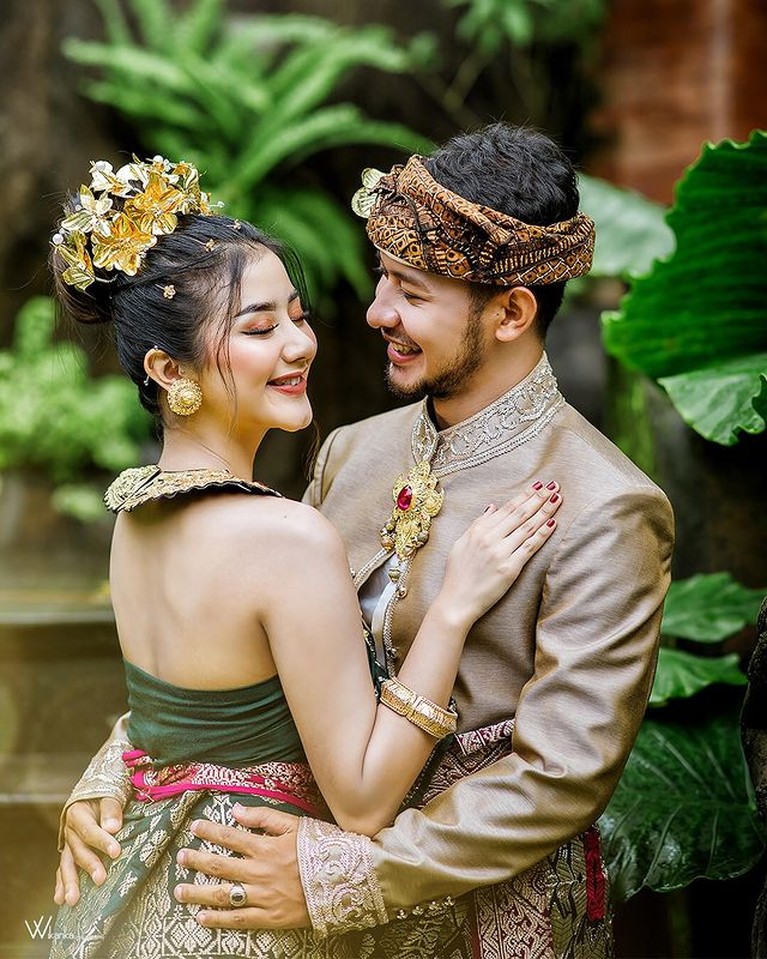 7 Potret Ghea Youbi & Gian Zola Pakai Baju Adat Bali Diduga Prewedding ... 7 Potret Ghea Youbi & Gian Zola Pakai Baju Adat Bali Diduga Prewedding ...