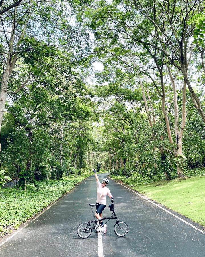 7 Potret Bella Shapira saat Bersepeda, Bugar & Awet Muda di Usia 48 Th - 6