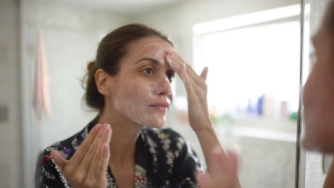 6 Basic Skincare Atasi Kulit Berjerawat Jangan Sampai Terlewat Ya